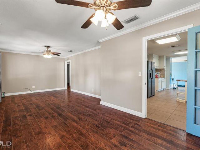 2704 E Cavett Drive