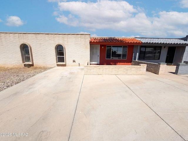 2704 S Lands End Rd, Tucson, AZ 85713