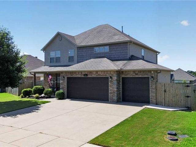 2704 Whispering Woods Ct, Lowell, AR 72745