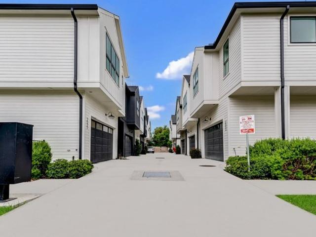 2705 Oakwood Crest Ln, Houston, TX 77018