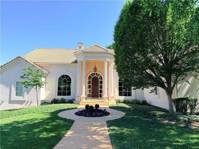 2705 W 112th St, Leawood, KS 66211