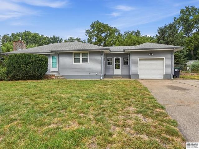 2706 Benson Gardens Blvd, Omaha, NE 68134