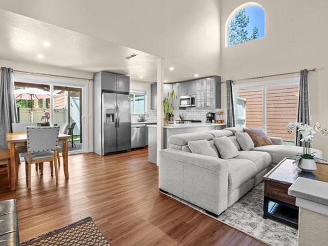 2706 Lakeview Dr, Santa Rosa, CA 95405