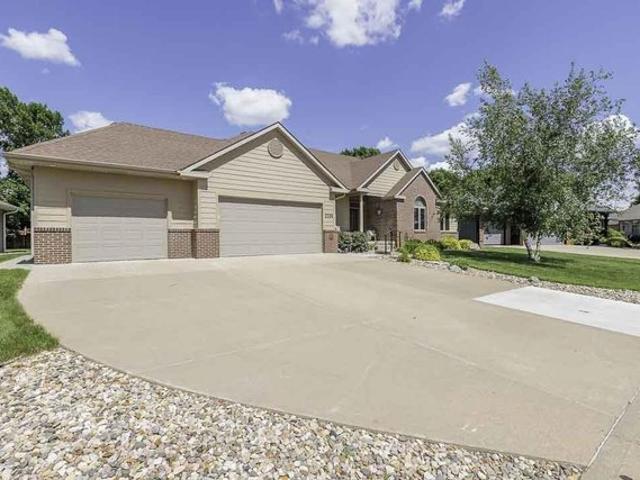 2706 Lakeview Dr, Yankton, SD 57078