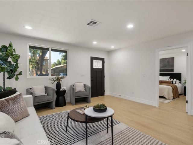 2706 S Cochran