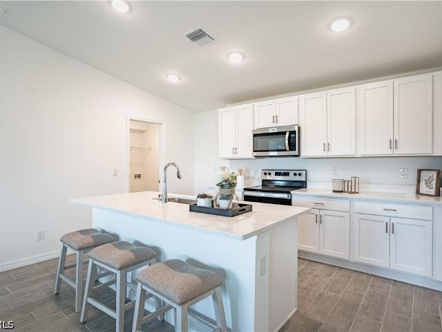 2708 NE 4th Pl, Cape Coral, FL 33909 | MLS #2026014