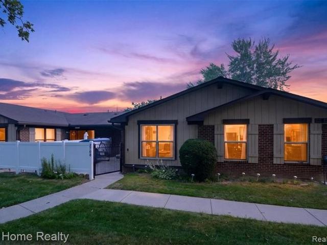 2708 Roundtree Dr, Troy, MI 48083