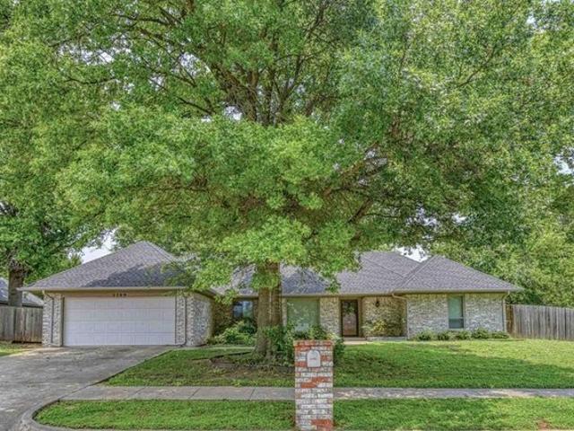 2709 Barry Switzer Dr, Norman, OK 73072