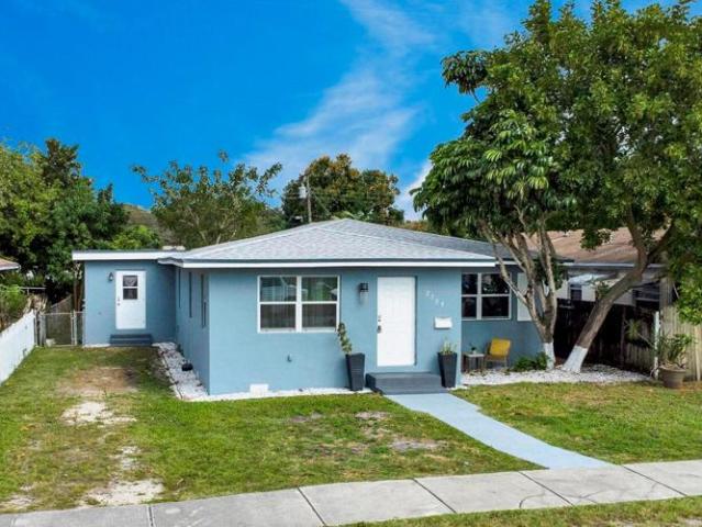 2709 Dewey St, Hollywood, FL 33020