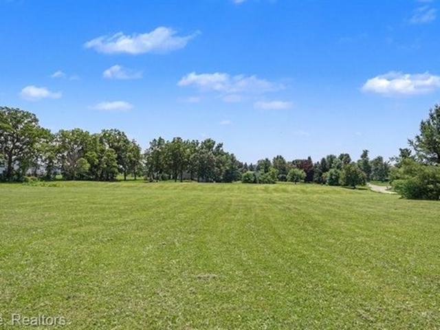 27000 Stancrest Dr, Lyon Township, MI 48178