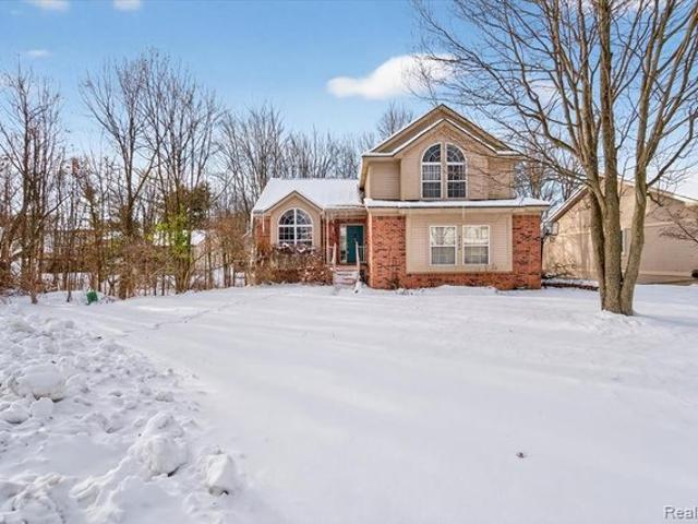 2700 Court Ln N, Oceola Township, MI 48843