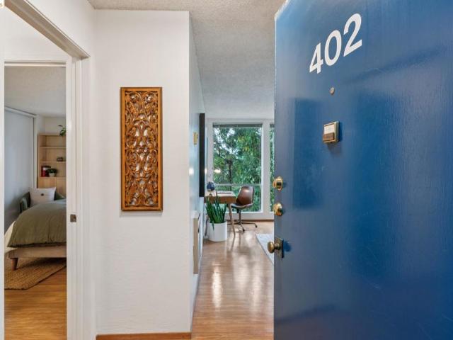 2700 Le Conte Ave 402