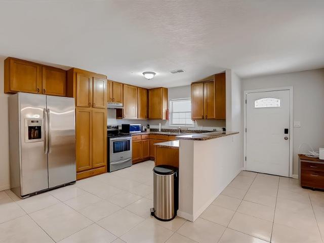 2700 sqft! Live in Ribault, a 5 minute walk to tra