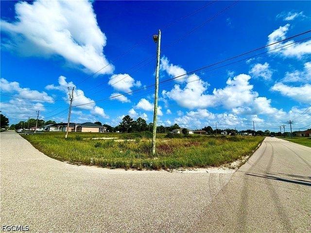 2700 42nd St SW, Lehigh Acres, FL 33976