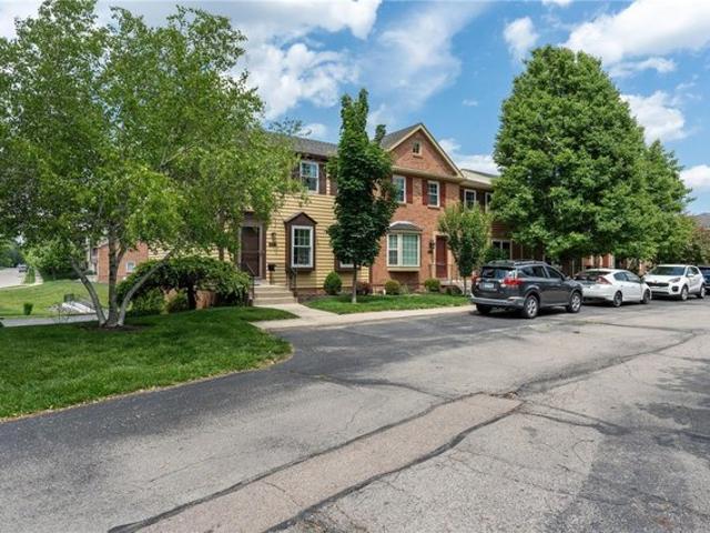 2701 N Kings Arms Cir, Centerville, OH 45440