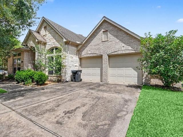 2701 Green Mountain Dr, Pearland, TX 77584