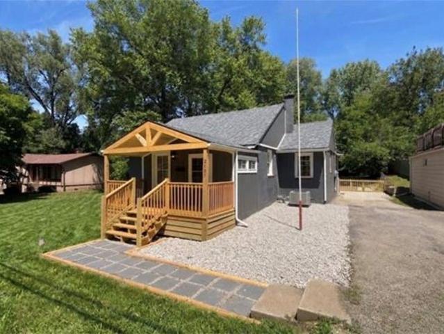 2701 Karnes Rd, Saint Joseph, MO 64505