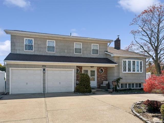 2701 S Seamans Neck Rd, Seaford, NY 11783