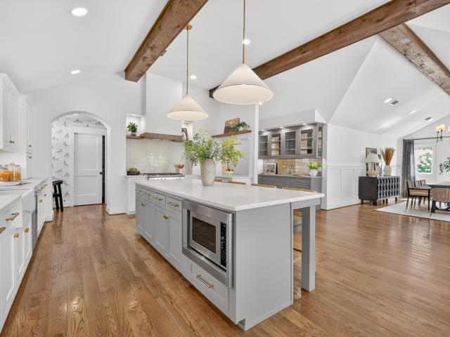 2701 Woodlawn Dr