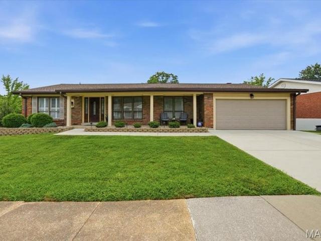 2702 Cathedral Dr, Oakville, MO 63129