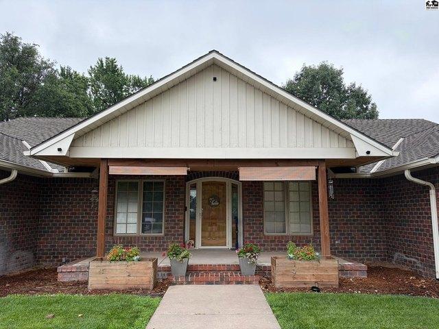 2702 Dickens Dr, Hutchinson, KS 67502