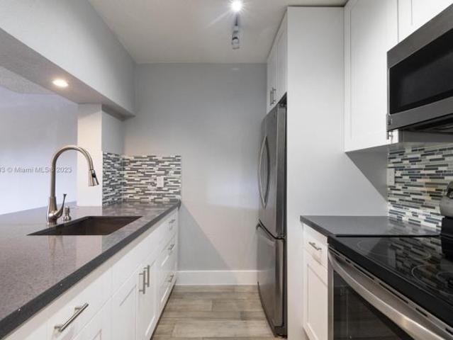 270 107th Ave NW #204, Miami, FL 33172