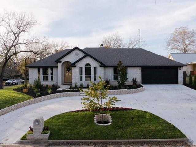 270 Chaparral St, Meadowlakes, TX 78654
