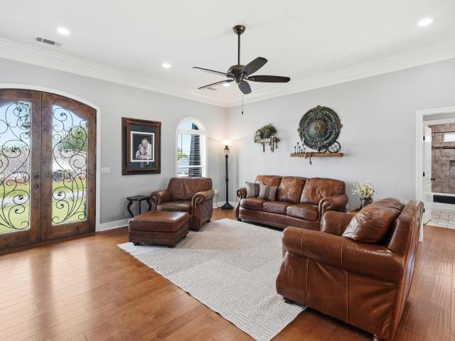 270 Cloverleaf Cir