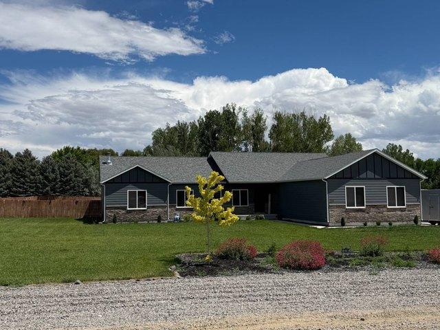 270 W Mountain View Dr, Riverton, WY 82501