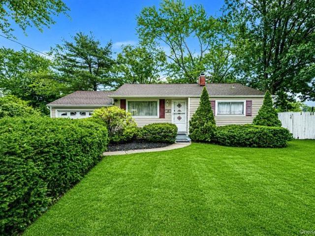 2715 Falcon Ave, Medford, NY 11763