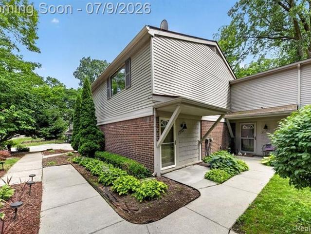 27165 Farmbrook Villa Dr, Southfield, MI 48034