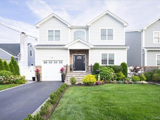 2716 Landing Ave, Bellmore, NY 11710