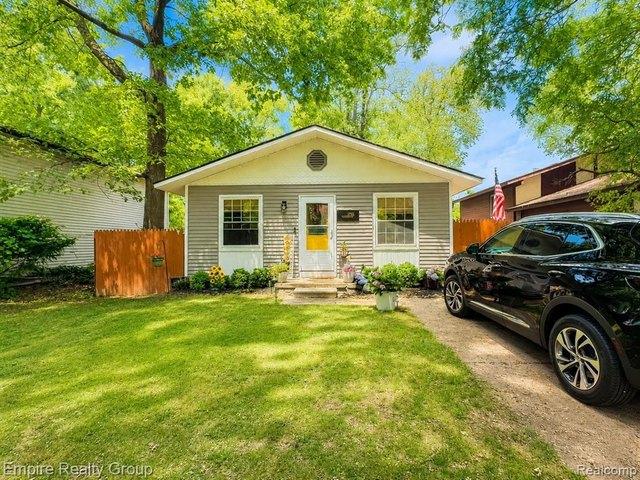 2716 Sinclair Ave, Waterford Township, MI 48328