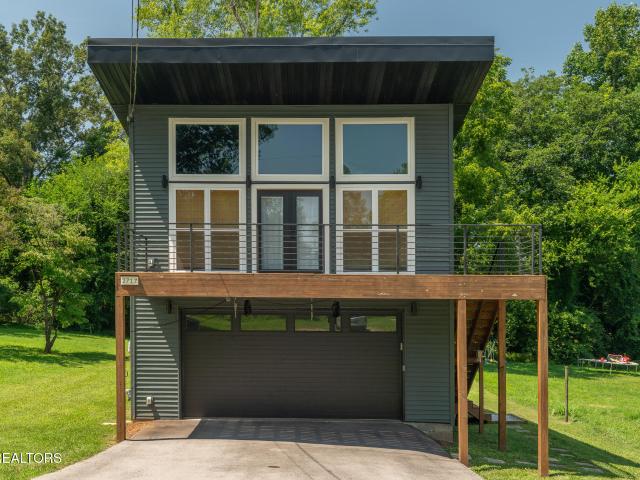 2717 Peachtree St
