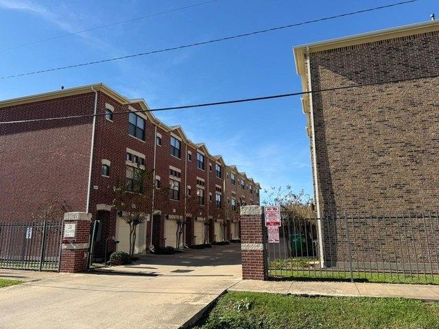 2710 Hullsmith Dr Apt 701, Houston, TX 77063