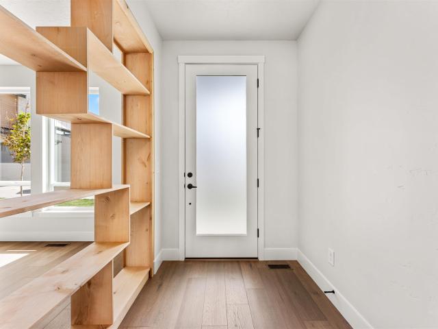 2710 W Gidran