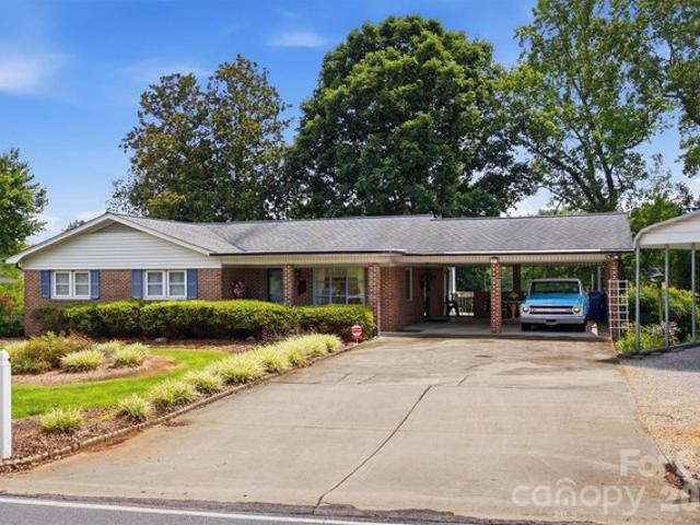 2711 Fairway Acres Cir, Lenoir, NC 28645