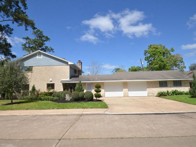 2711 Williamsburg Drive
