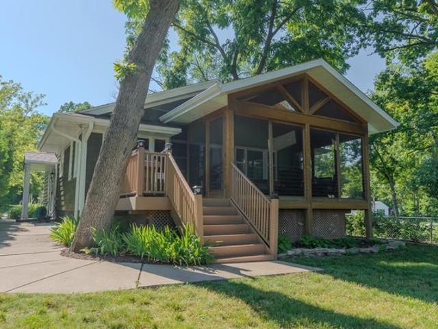 2712 Nagawicka Ave, Delafield, WI 53018