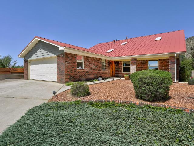 2712 Eastridge Drive NE
