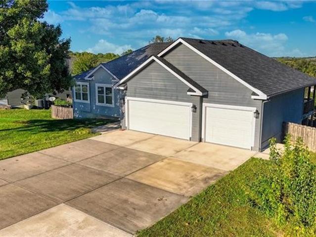 27130 Webster Ct, Weston, MO 64098