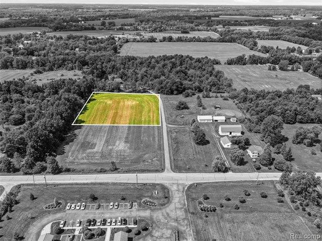 2713 N Burkhart Rd, Howell, MI 48855