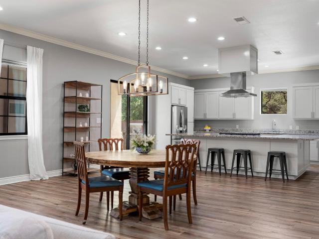 2713 Leslie Ln