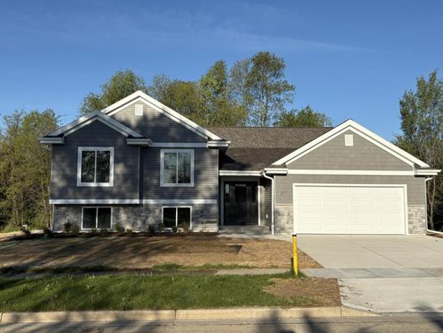 271 Cardinal Dr, Sullivan, WI 53178