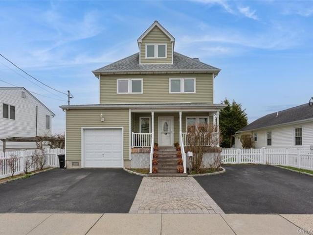 271 Arthur St, Freeport, NY 11520