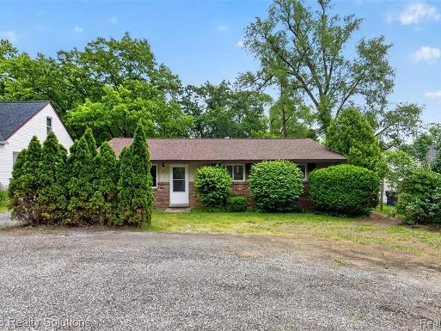271 S Williams Lake Rd, Waterford Township, MI 48327