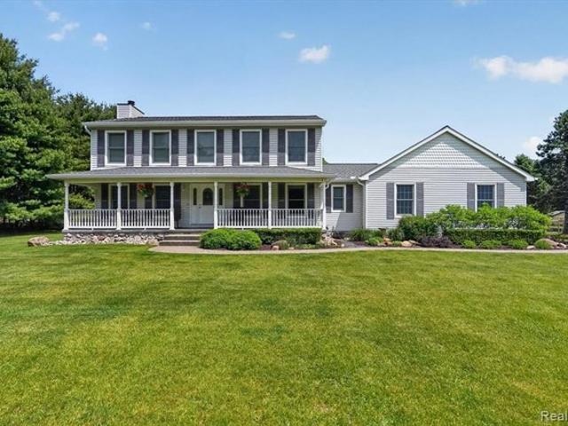 2724 Ore Valley Dr, Hartland Township, MI 48353