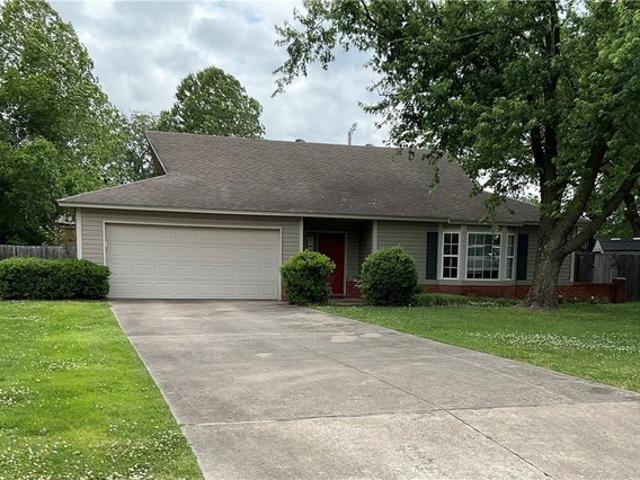 2725 Highland Cir, Rogers, AR 72756