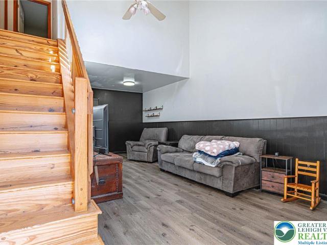 2725 Victoria Lane