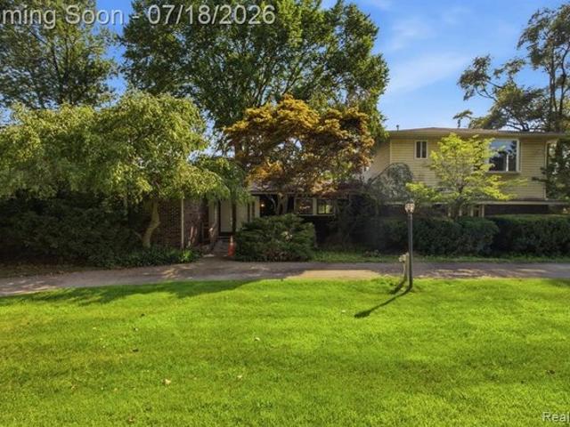 2726 Bay Dr, West Bloomfield Township, MI 48324